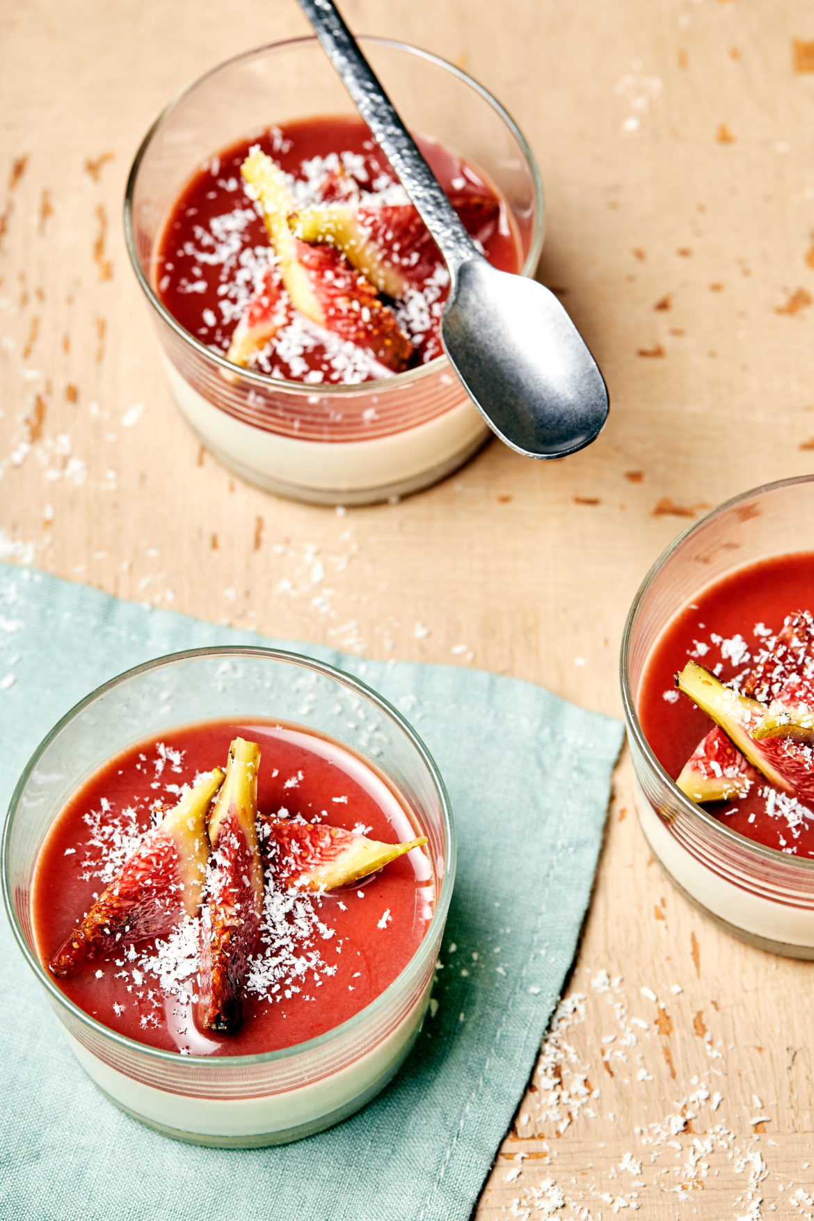 Panna Cotta légère coco, figues et coulis fruits rouges - Recettes de ...